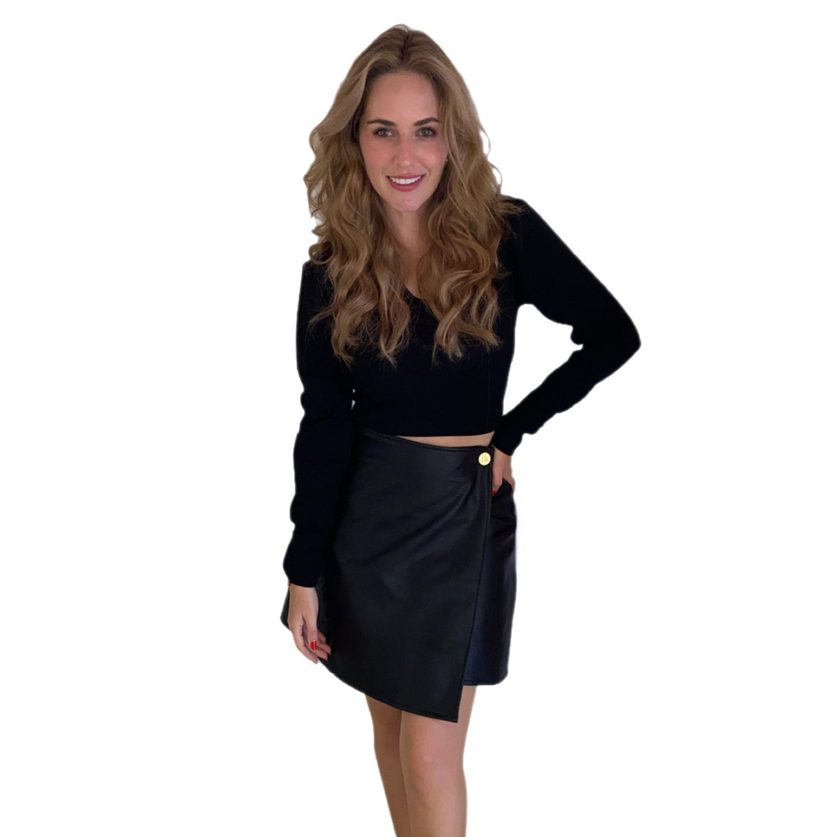 Anahi es la mini falda negra perfecta para tus looks – Estefania Turbay